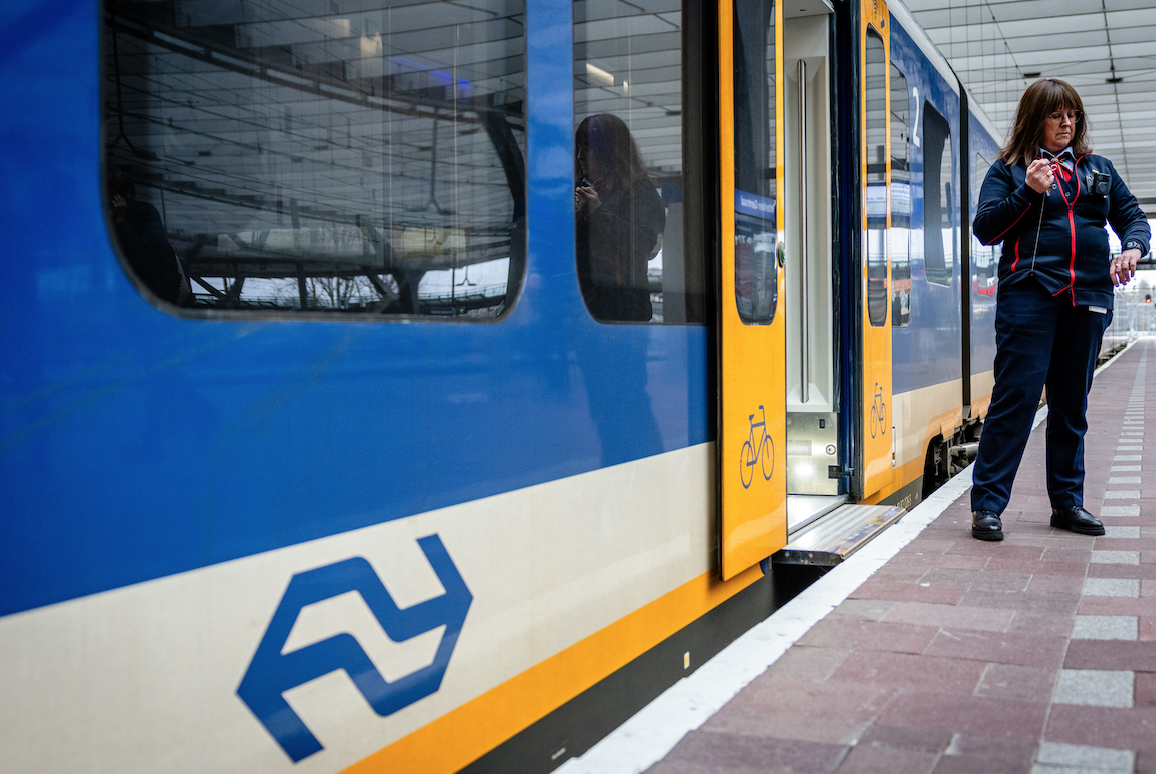 Van schelden tot steekpartijen, bizar veel geweld tegen NS-personeel ...