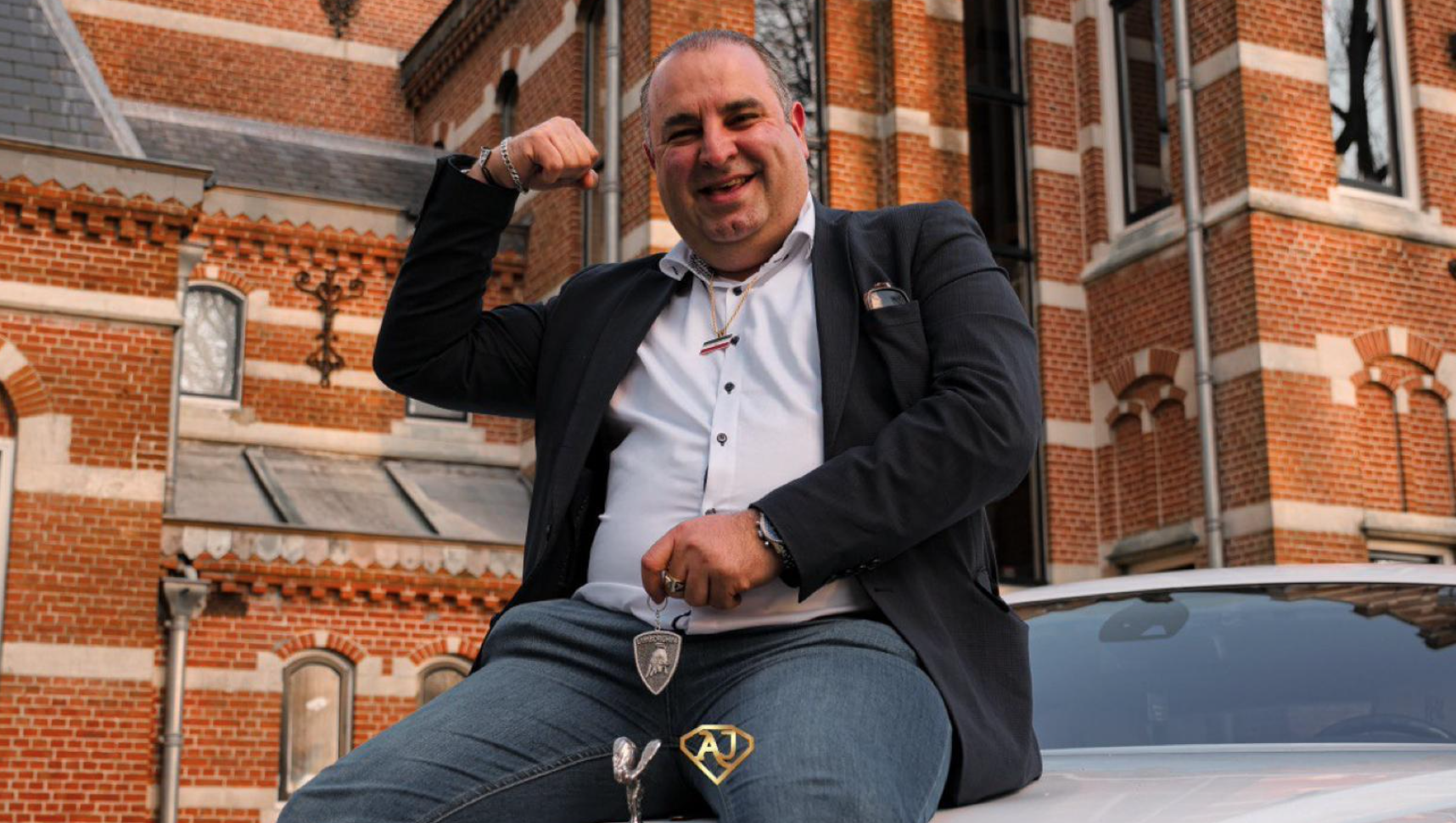 ZIEN: Salar Azimi krijgt een sleutelhanger van 40K! | PowNed